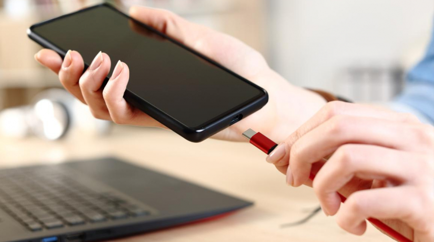 Едно зарядно устройство за всички мобилни телефони и таблети ще имаме ...